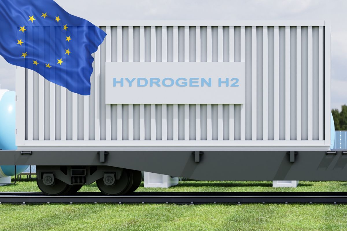 PESA introduces first certified hydrogen shunting locomotive | H2 ...
